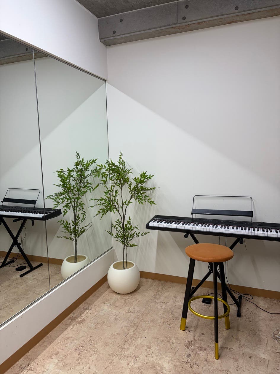 西新宿徒歩4分｜24時間歌唱可能！電子ピアノ＆鏡＆マイク完備！撮影・レッスン向けスタジオの写真2