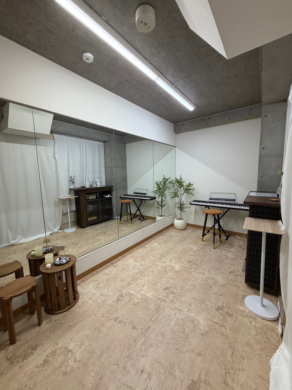 西新宿徒歩4分｜24時間歌唱可能！電子ピアノ＆鏡＆マイク完備！撮影・レッスン向けスタジオの写真4