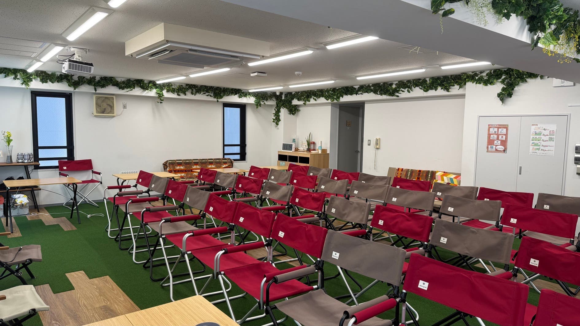「人工芝×キャンプ場風空間｜最大56名｜プロジェクター2台｜企業研修・セミナー・交流会に最適」の写真7