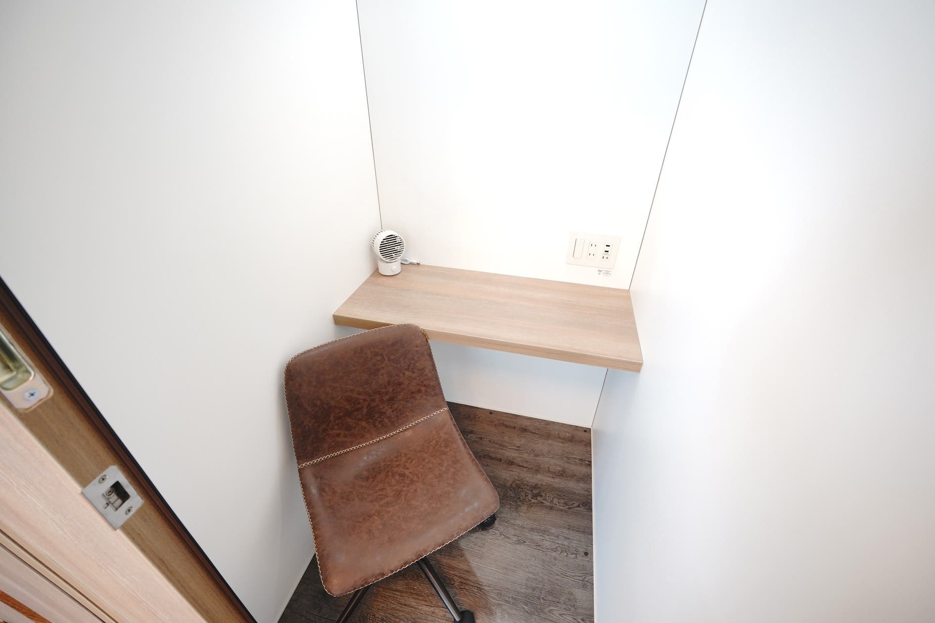 ＜TKPビズ BOX ガーデンシティPREMIUMみなとみらいNo.1＞1人用個室🚪光回線Wi-Fi📶電源🔌テレワークの写真4