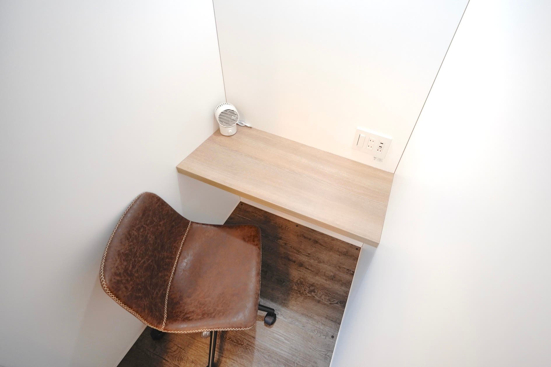 ＜TKPビズ BOX ガーデンシティPREMIUMみなとみらいNo.2＞1人用個室🚪光回線Wi-Fi📶電源🔌テレワークの写真1
