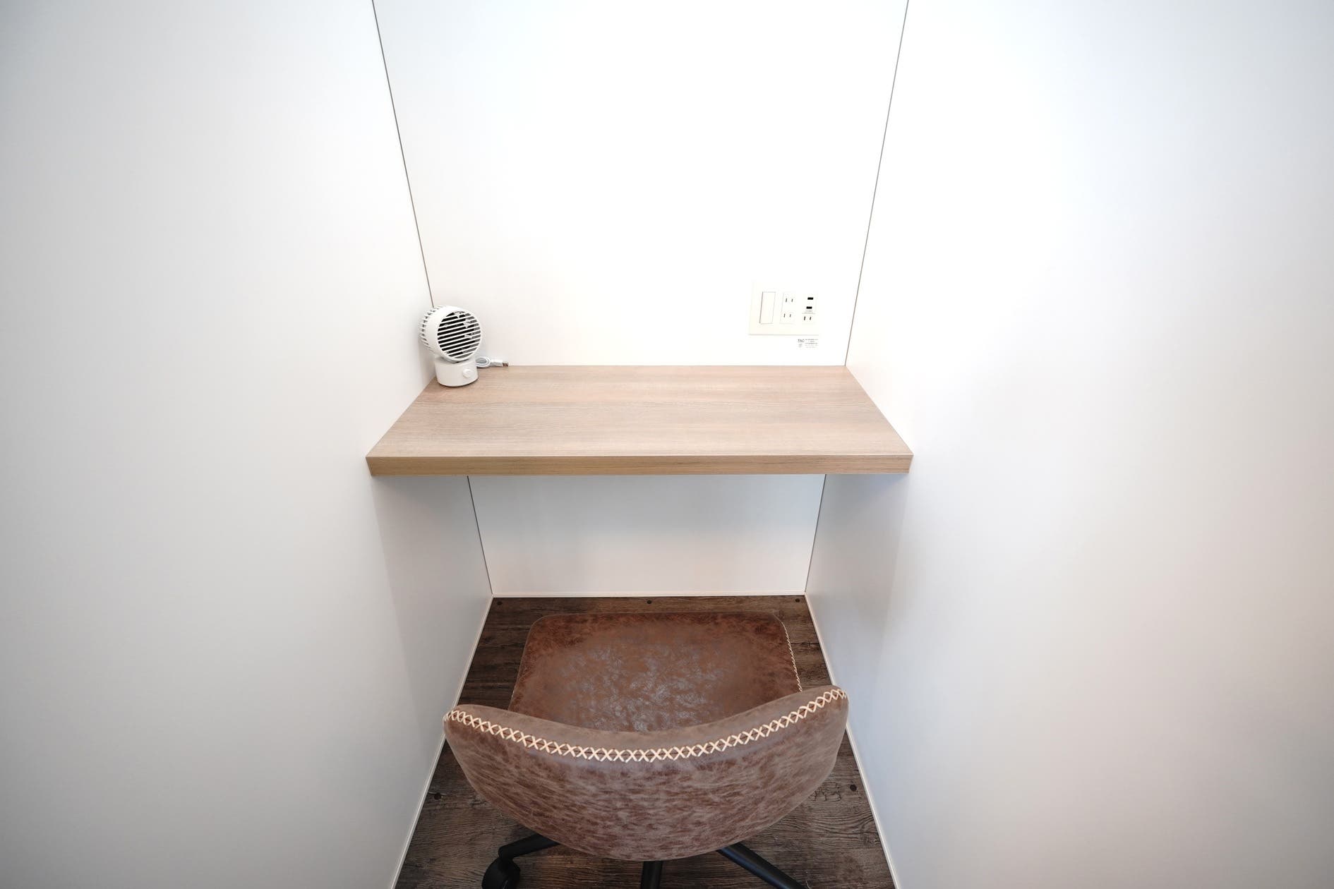 ＜TKPビズ BOX ガーデンシティPREMIUMみなとみらいNo.3＞1人用個室🚪光回線Wi-Fi📶電源🔌テレワークの写真3