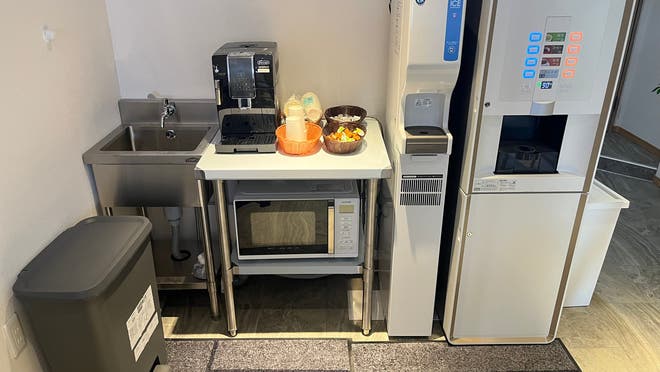 千日前線 北巽駅5分|ラウンジテーブル A|フリードリンク付き|Wi-Fi・電源完備|テレワーク・打ち合わせに|の写真3
