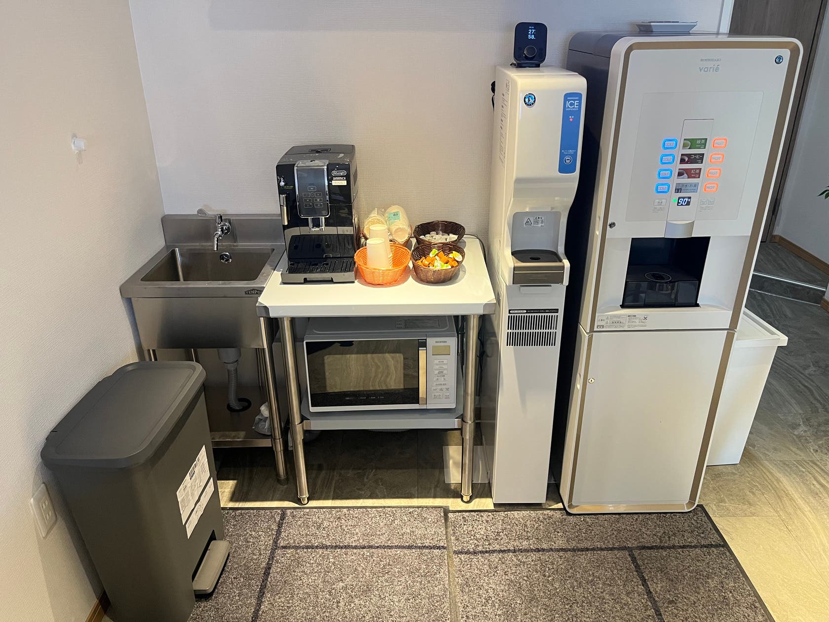 千日前線 北巽駅5分｜ラウンジテーブル B｜フリードリンク付き｜Wi-Fi・電源完備｜テレワーク・打ち合わせにの写真3