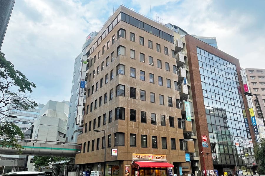 JR立川駅から徒歩4分の会議室施設。最大99名収容可能な大きな会議室で多目的に利用でき、リーズナブルな価格でご利用いただけます。の写真1