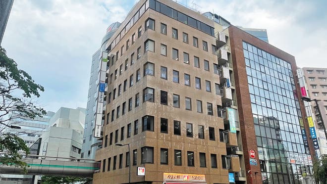 JR立川駅から徒歩4分の会議室施設。最大99名収容可能な大きな会議室で多目的に利用でき、リーズナブルな価格でご利用いただけます。の写真1