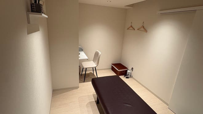 【ROOM4】麻布十番駅近!徒歩1分!今話題の設備が充実したリラクゼーション特化のレンタルシェアサロン!受付スタッフ常駐の写真1