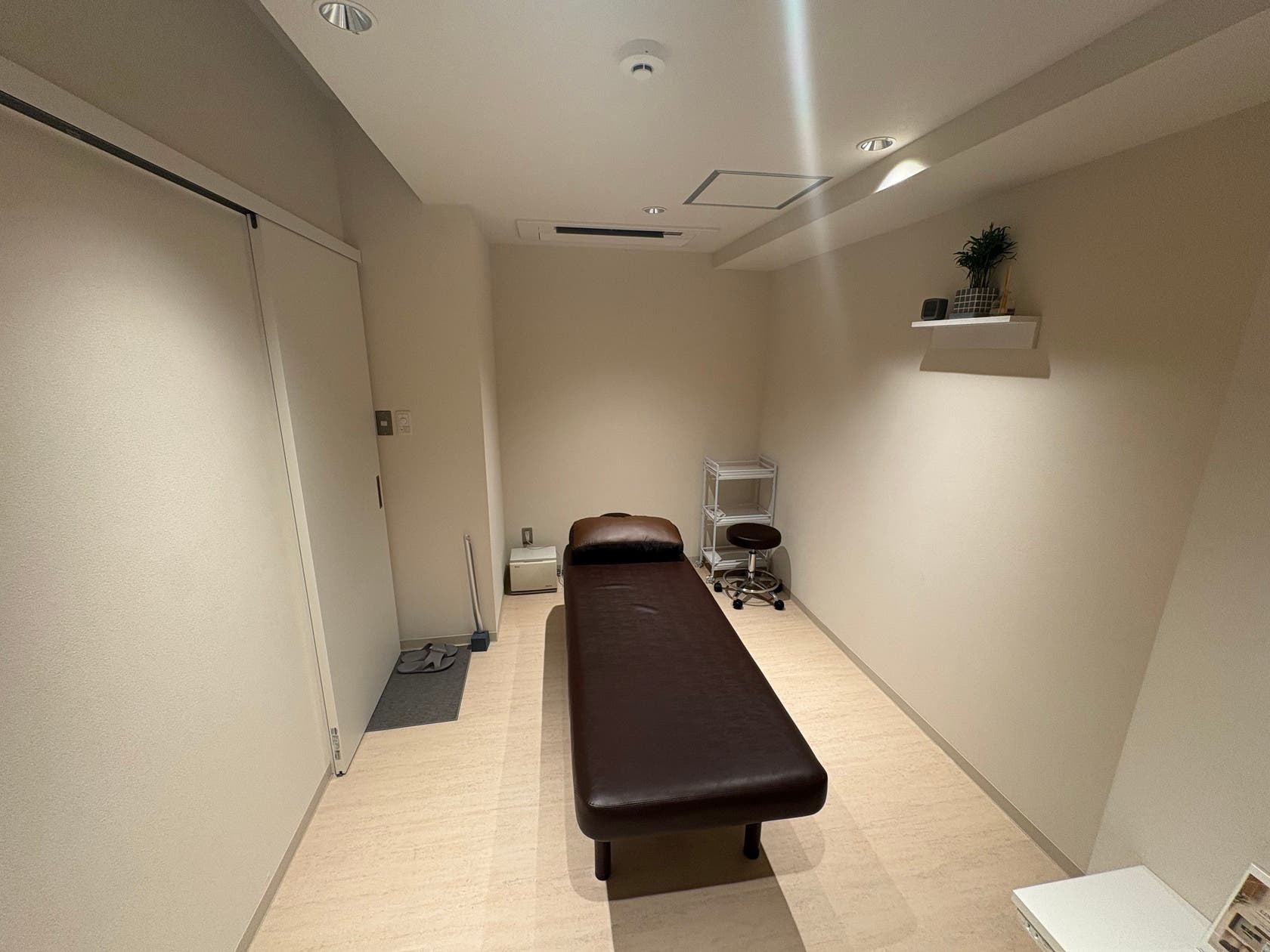 【ROOM4】麻布十番駅近！徒歩1分！今話題の設備が充実したリラクゼーション特化のレンタルシェアサロン！受付スタッフ常駐の写真3