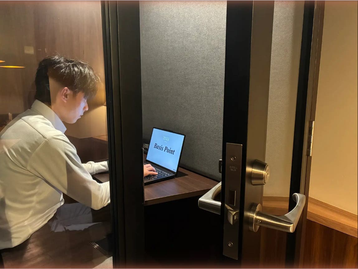 【1名個室ブースBooth.C】新橋駅徒歩1分/受付スタッフ常駐で安心サポート◎/ワークボックス/Web会議の写真1