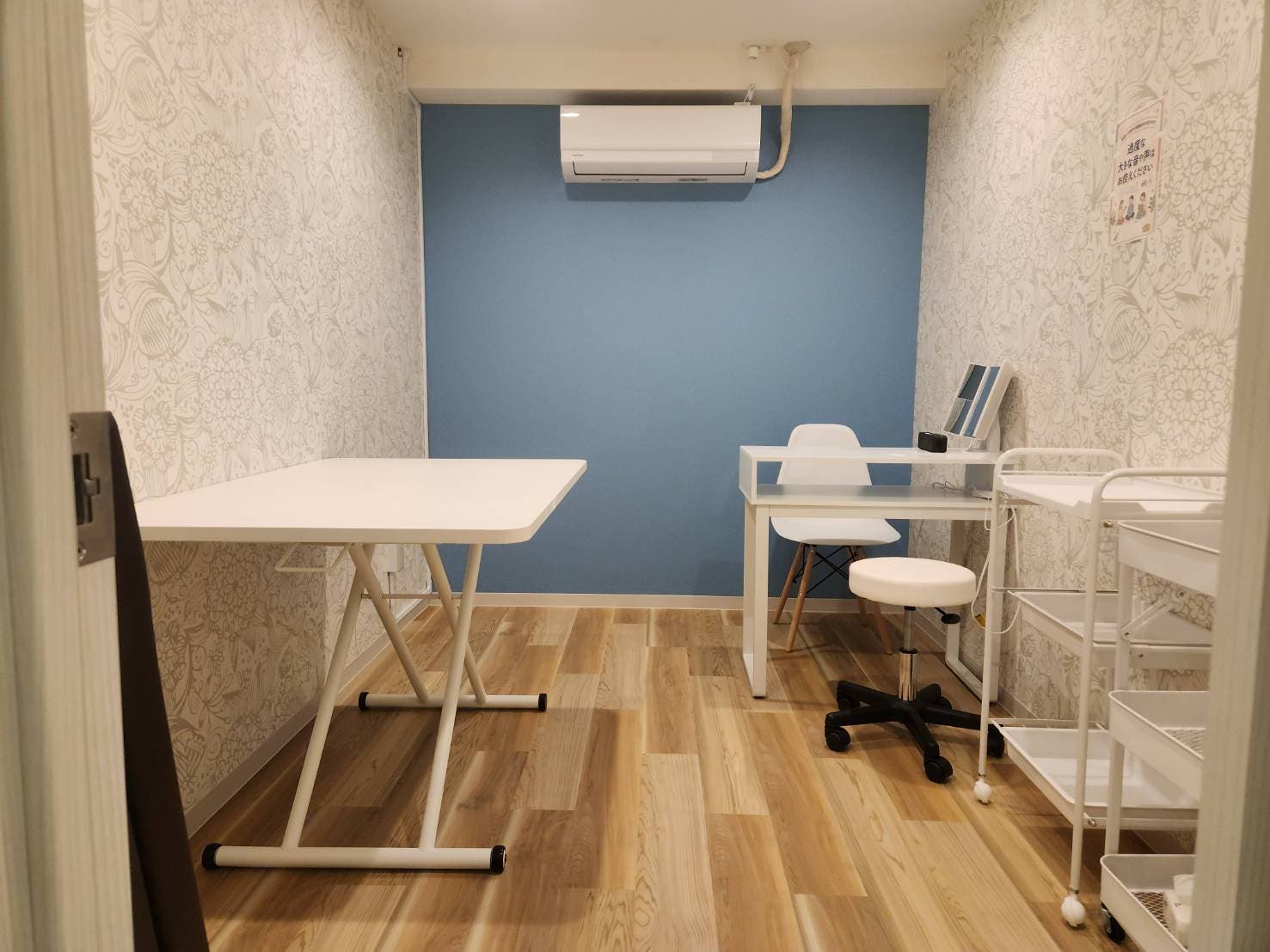 国立駅1分／少人数のサークル、ヨガ教室等に最適な個室レンタルスペース　Room2の写真1