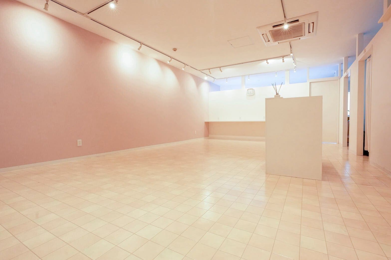 【泉佐野駅1分】NEWオープン🎉ギャラリースペース🖼️個展・写真展・ポップアップに｜広さ32㎡｜展示台・スポットライト完備の写真7