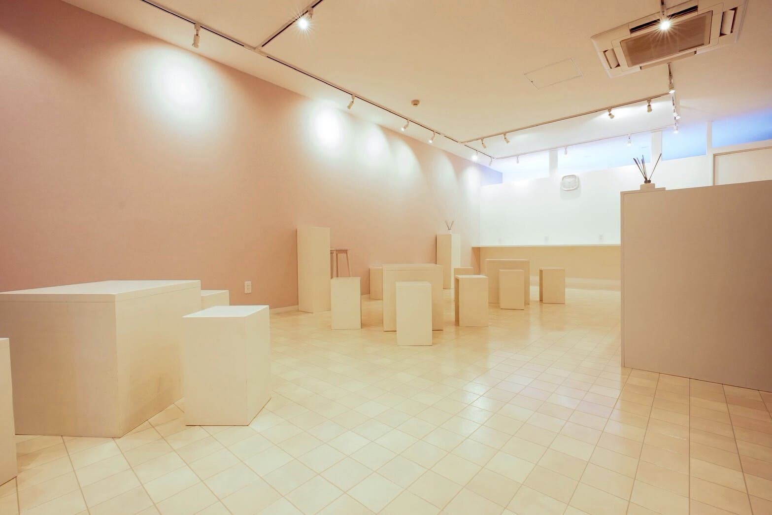 【泉佐野駅1分】NEWオープン🎉ギャラリースペース🖼️個展・写真展・ポップアップに｜広さ32㎡｜展示台・スポットライト完備の写真1