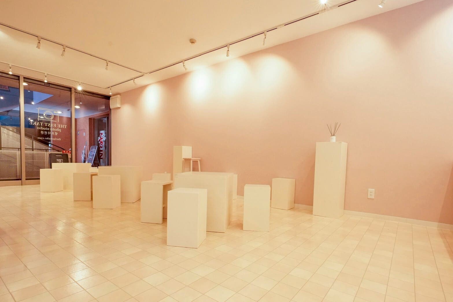 【泉佐野駅1分】NEWオープン🎉ギャラリースペース🖼️個展・写真展・ポップアップに｜広さ32㎡｜展示台・スポットライト完備の写真3