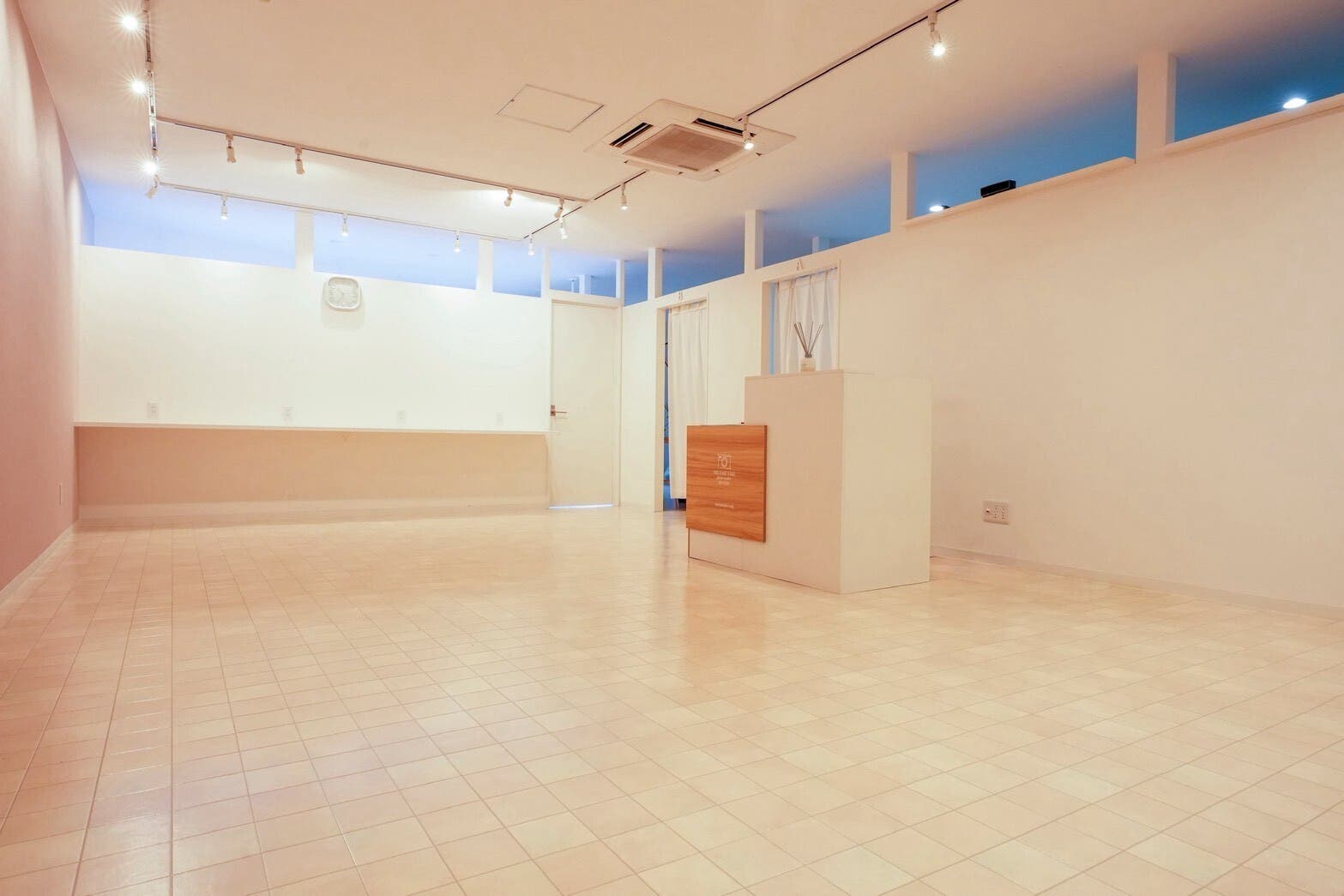 【泉佐野駅1分】NEWオープン🎉ギャラリースペース🖼️個展・写真展・ポップアップに｜広さ32㎡｜展示台・スポットライト完備の写真4
