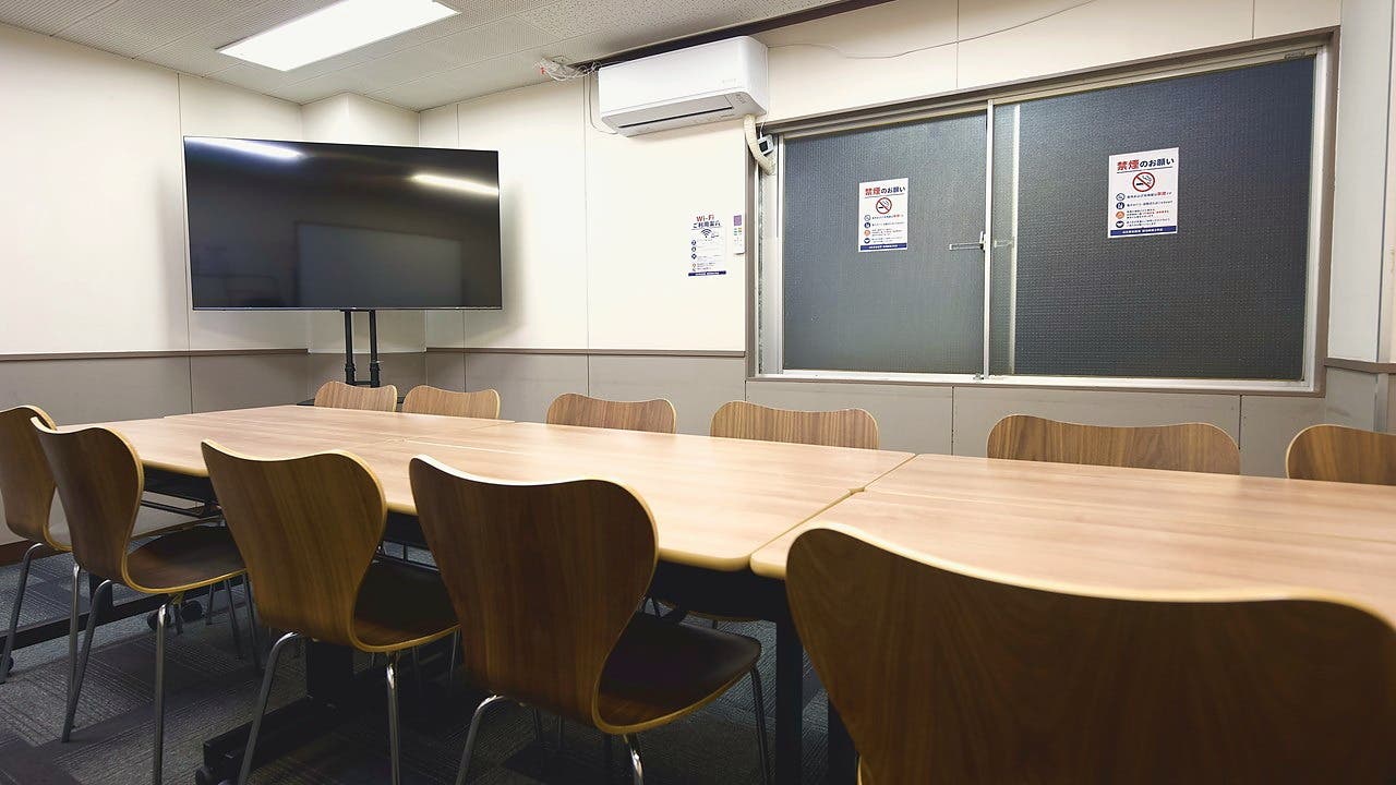 新潟駅徒歩2分｜最大12名・65型モニター完備｜会議・面接・研修・セミナーに最適の写真2