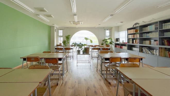 【ベガ教室/貸切】レトロな学校の教室!自然光◎写真・動画撮影/コスプレ/女子会/会議|駐車場1台無料・舟入幸町・12名迄の写真1
