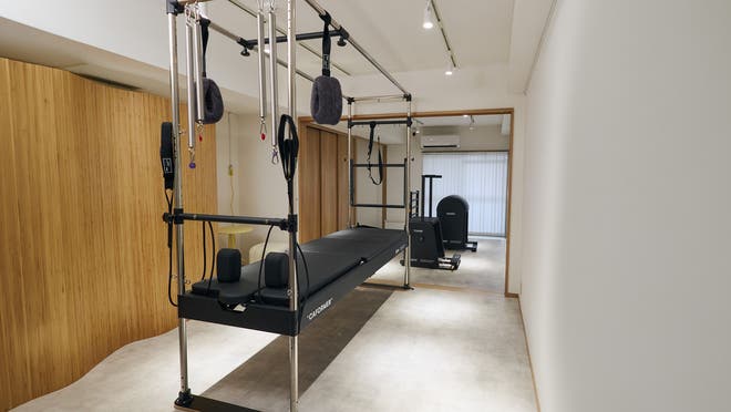 【広々31㎡/黒×ウッド基調】|国内稀少マシン導入|キャフォーマー・バレル・チェア完備|スチール撮影可の写真1