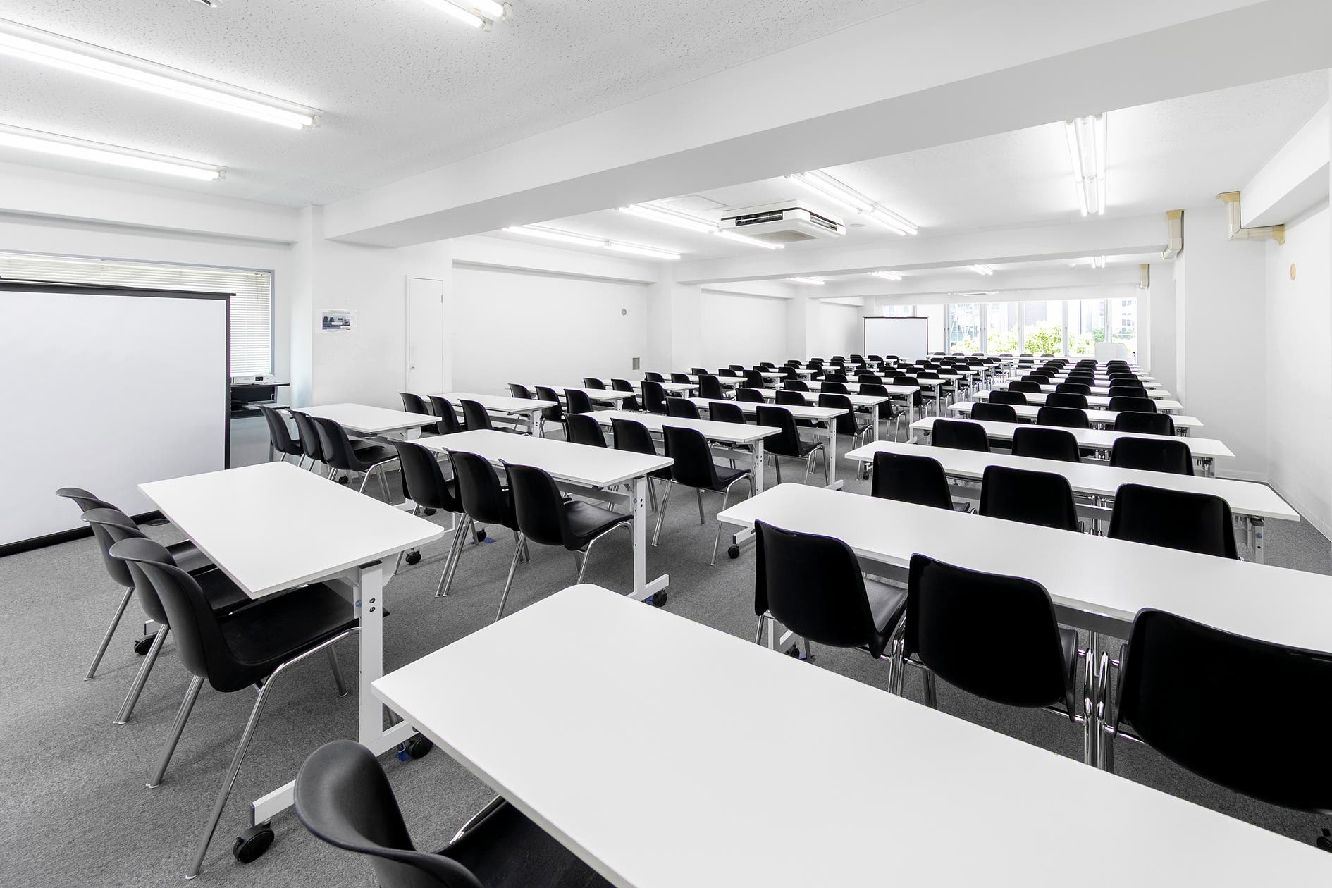 【関内駅徒歩1分】160㎡・最大160名｜低価格｜備品全て無料｜貸し会議室・セミナー会場｜レイアウト変更自由の写真2