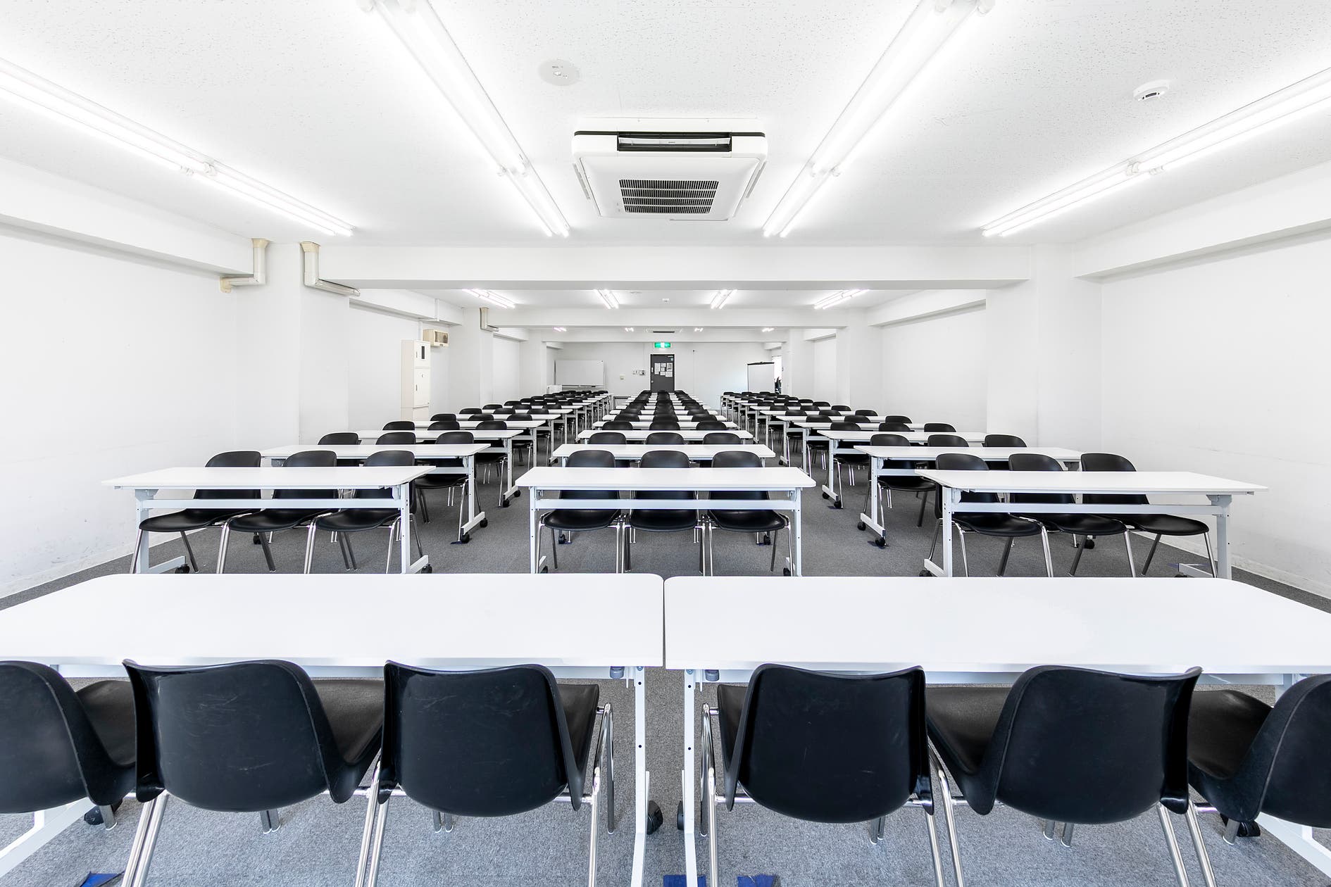 【関内駅徒歩1分】160㎡・最大160名｜低価格｜備品全て無料｜貸し会議室・セミナー会場｜レイアウト変更自由の写真4