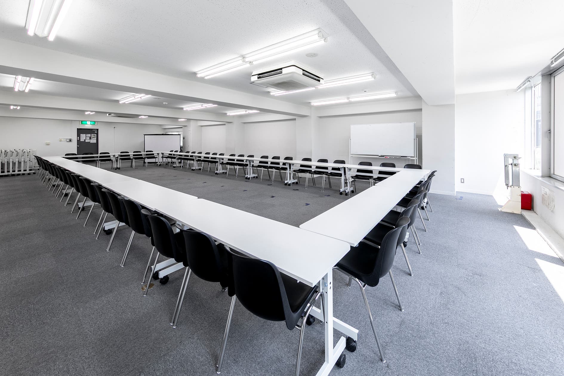 【関内駅徒歩1分】160㎡・最大160名｜低価格｜備品全て無料｜貸し会議室・セミナー会場｜レイアウト変更自由の写真12