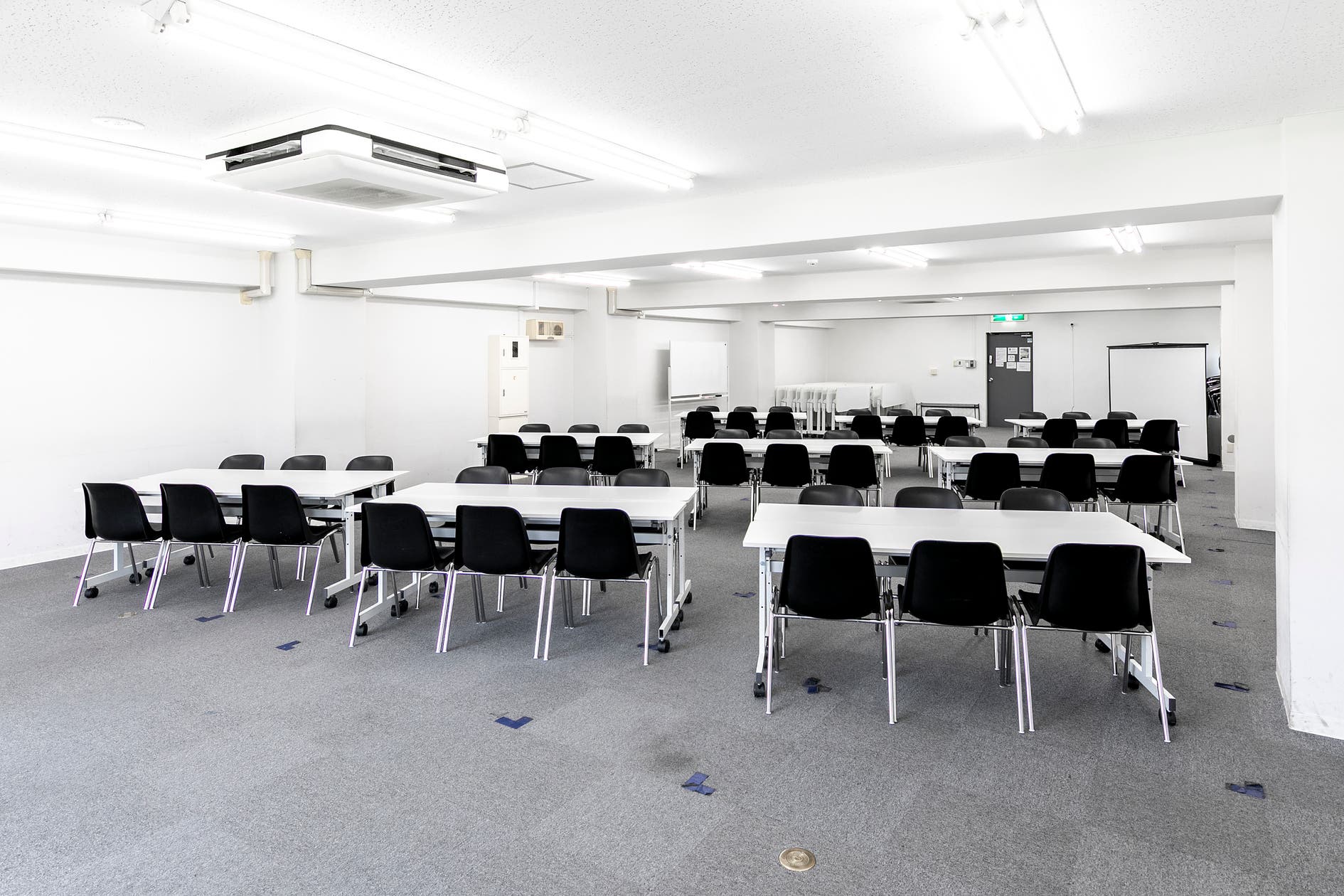 【関内駅徒歩1分】160㎡・最大160名｜低価格｜備品全て無料｜貸し会議室・セミナー会場｜レイアウト変更自由の写真17