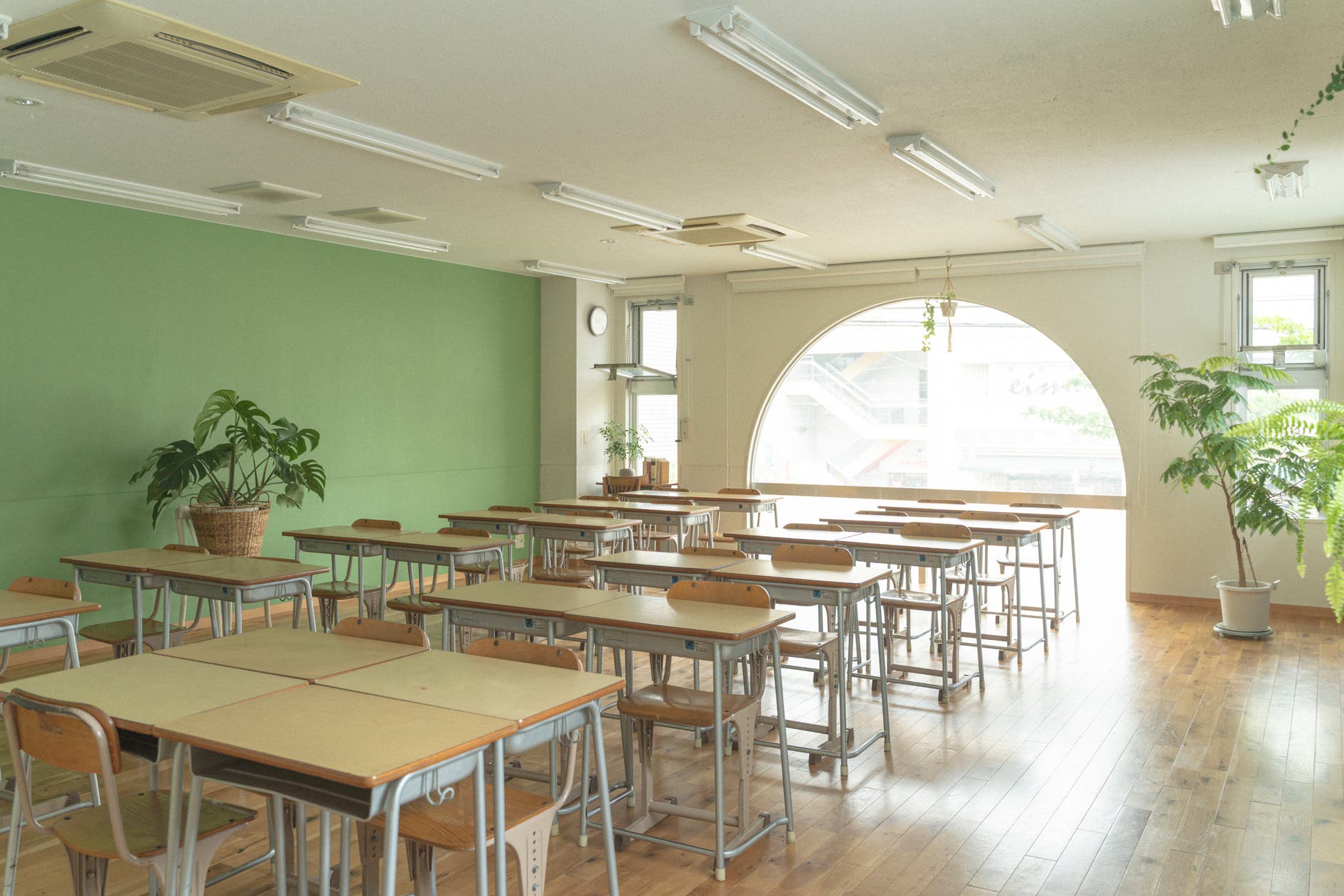 【2階・3教室貸切】レトロな学校の教室を丸ごと！自然光◎撮影/イベント/ワークショップ｜駐車場1台無料・舟入幸町・16名迄の写真1