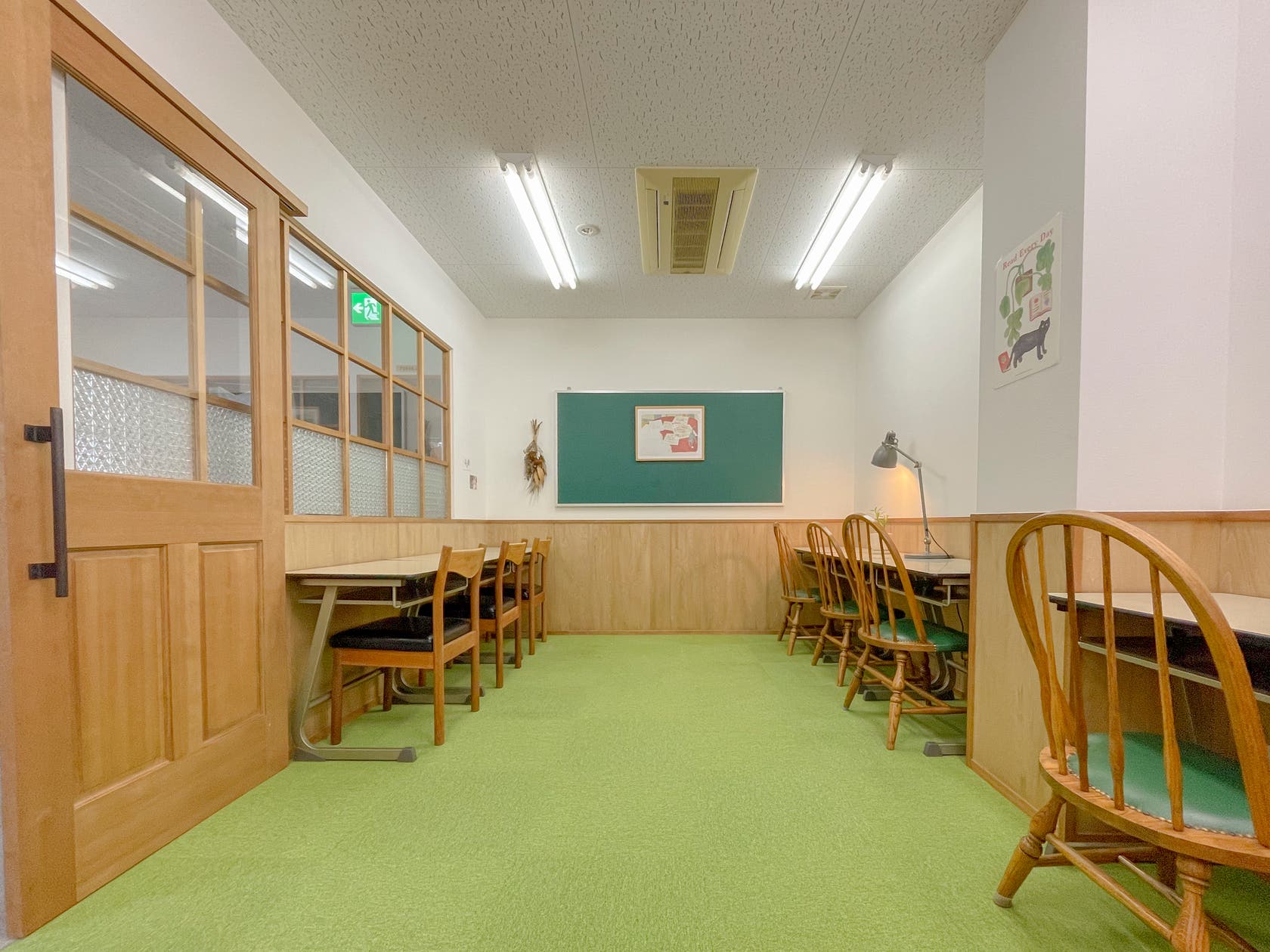 【2階・3教室貸切】レトロな学校の教室を丸ごと！自然光◎撮影/イベント/ワークショップ｜駐車場1台無料・舟入幸町・16名迄の写真3