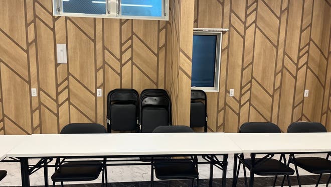 2階会議室 プロジェクター常設(使用料無料) 長机8台・着席人数30名の写真12