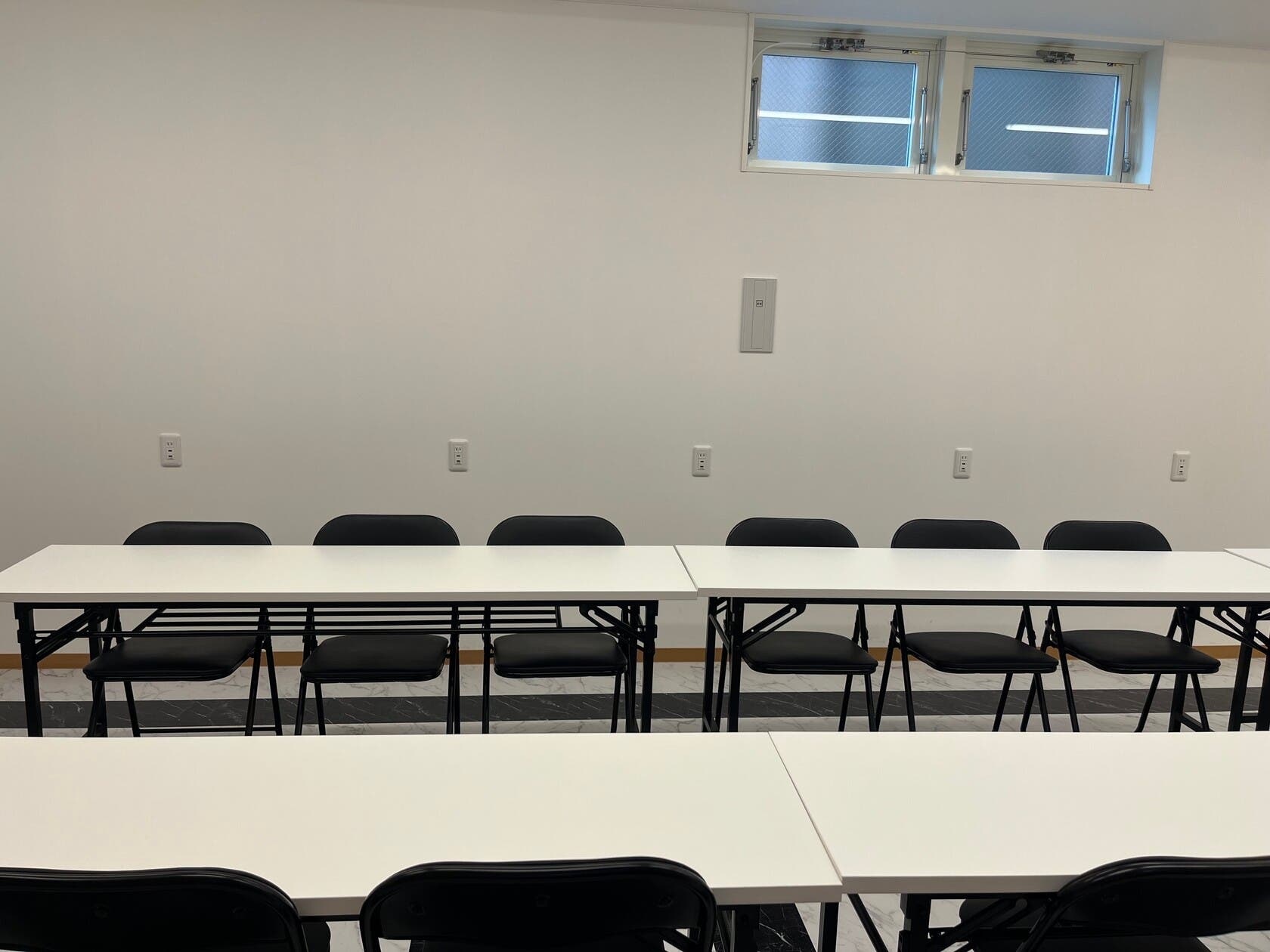 2階会議室　　プロジェクター常設（使用料無料）　長机8台・着席人数30名の写真13