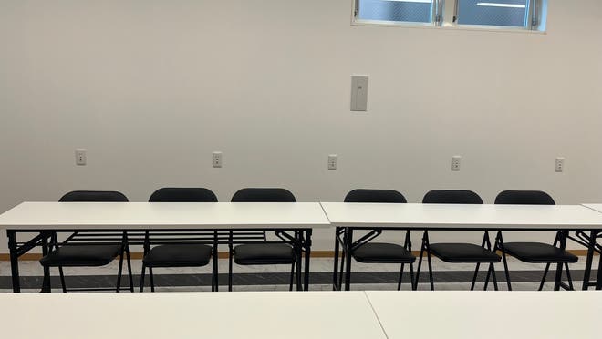 2階会議室 プロジェクター常設(使用料無料) 長机8台・着席人数30名の写真13