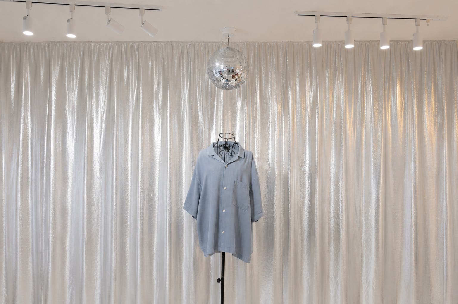 銀幕(235cm×150cm)2枚の画像1