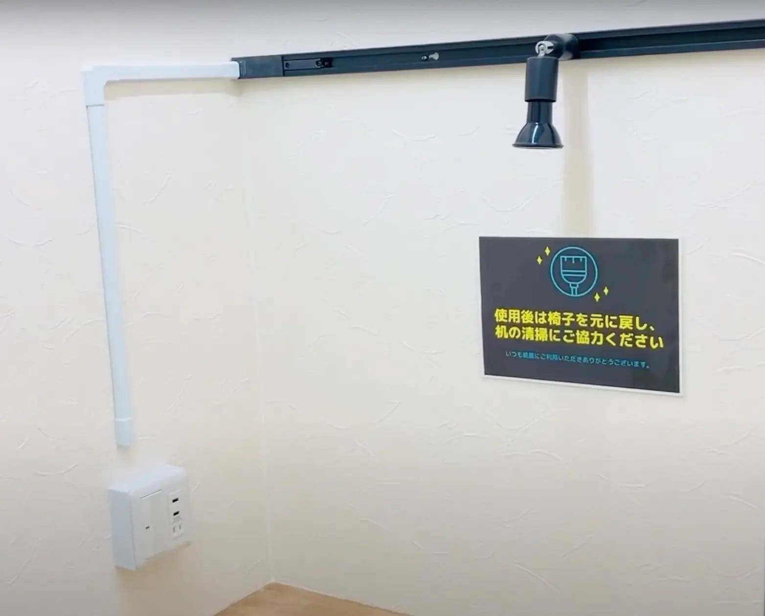 太子橋今市駅徒歩5分｜1名個室ブース2｜Web会議・自習｜高速Wi-Fi・電源の写真3