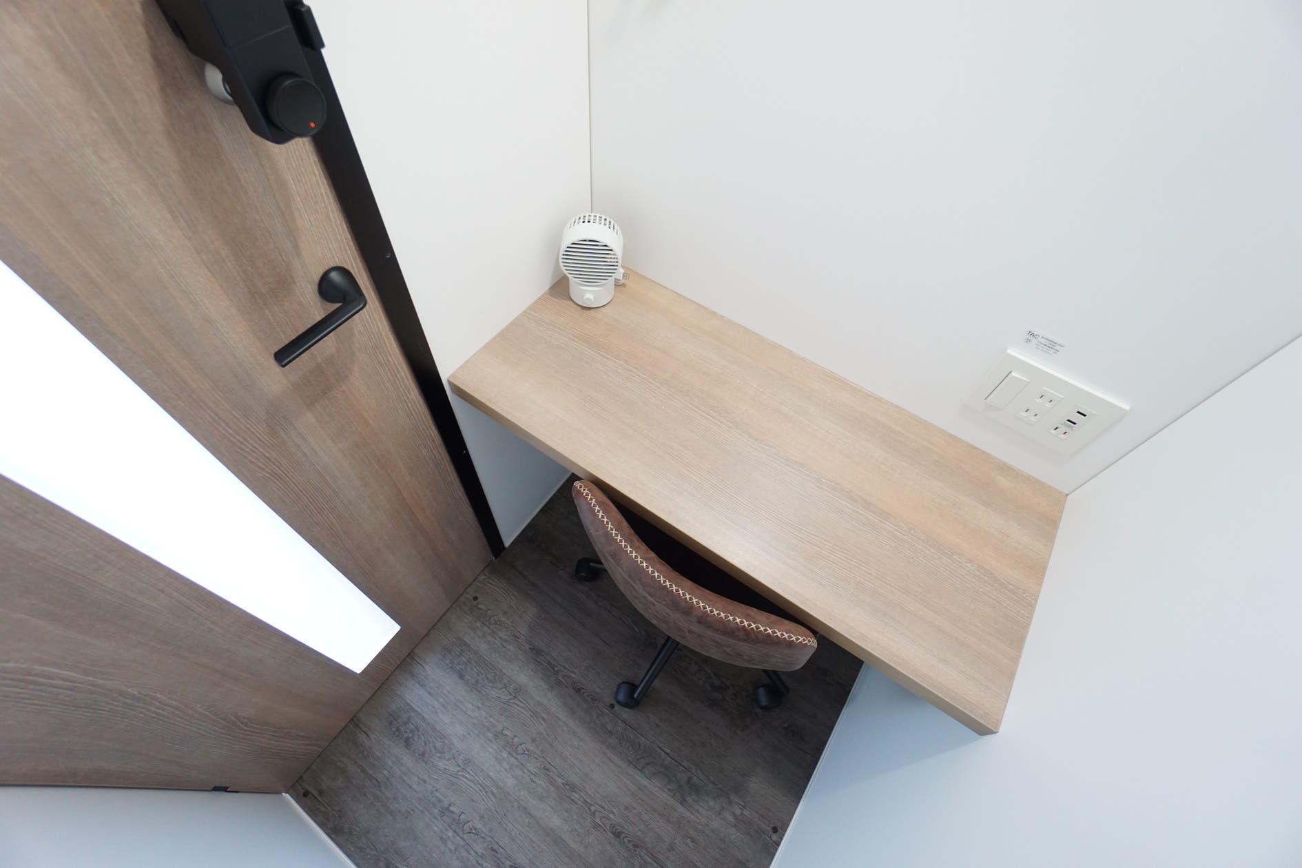 ＜TKPビズ BOX ガーデンシティPREMIUM名古屋太閤No.3＞1人用個室🚪光回線Wi-Fi📶電源🔌テレワークの写真3