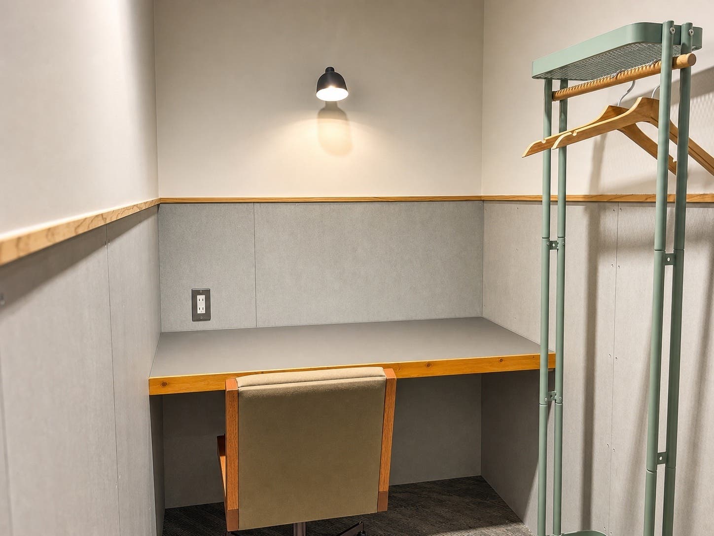 豊田市駅徒歩1分｜1名半個室ブース1｜Web会議・自習｜高速Wi-Fi・電源の写真5