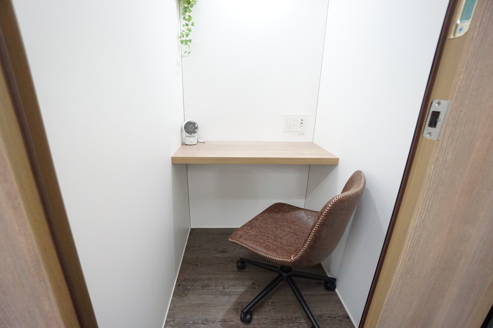＜TKPビズ BOX 新大阪カンファレンスセンターNo.1＞1人用個室🚪光回線Wi-Fi📶電源🔌テレワーク/オンライン会議の写真3