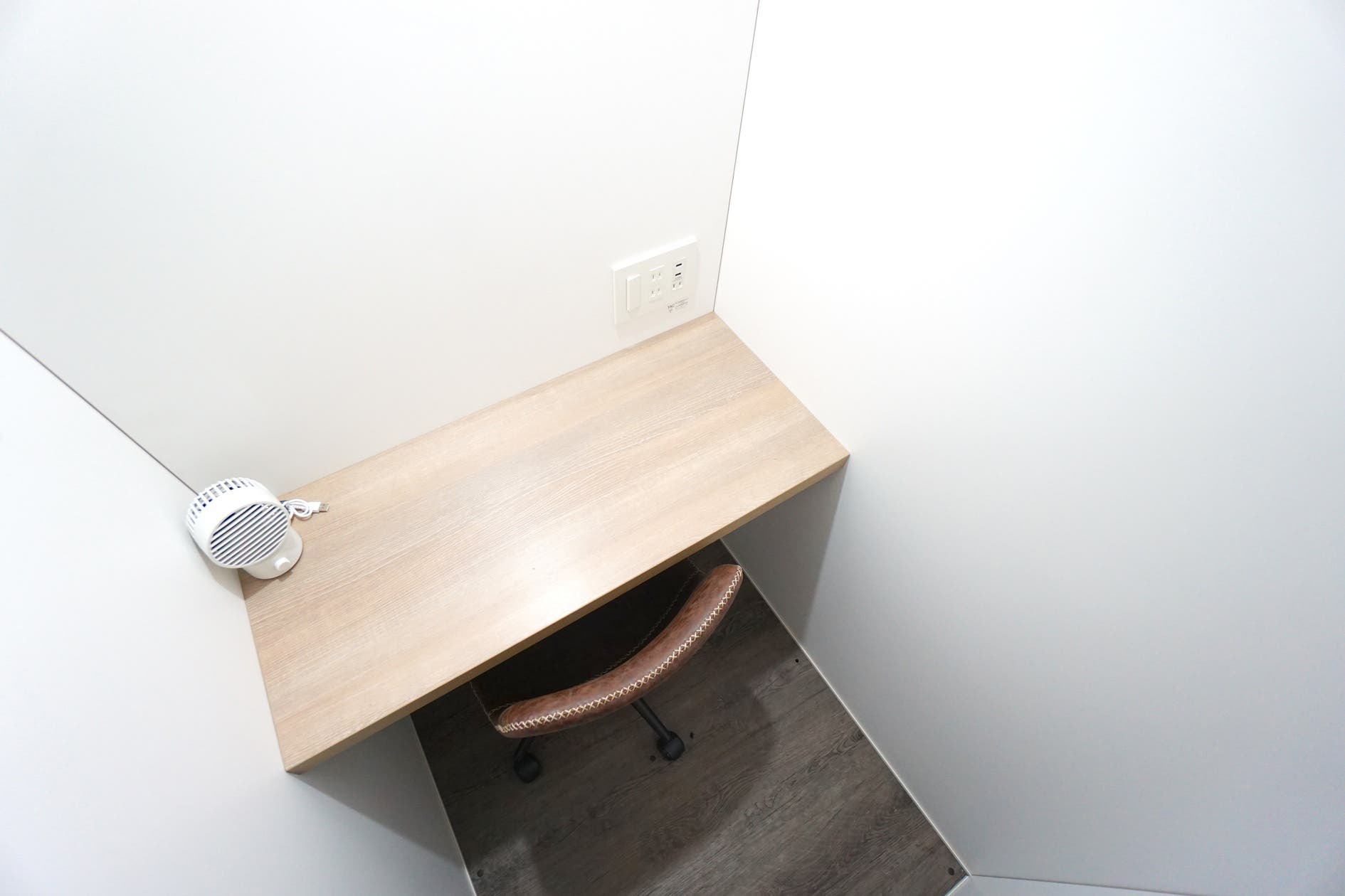 ＜TKPビズ BOX 新大阪カンファレンスセンターNo.1＞1人用個室🚪光回線Wi-Fi📶電源🔌テレワーク/オンライン会議の写真1