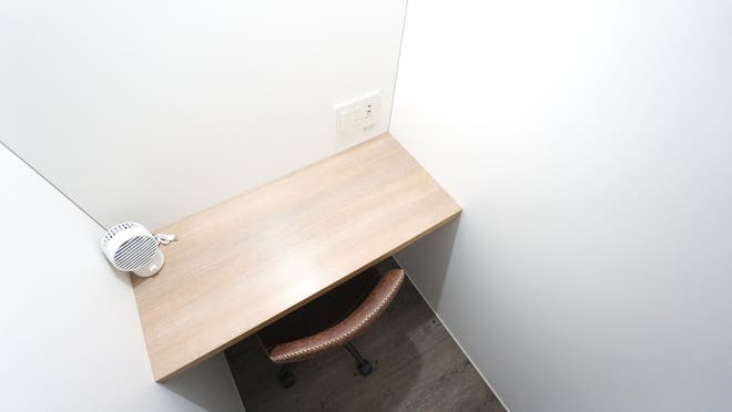 <TKPビズ BOX 新大阪カンファレンスセンターNo.1>1人用個室🚪光回線Wi-Fi📶電源🔌テレワーク/オンライン会議の写真1