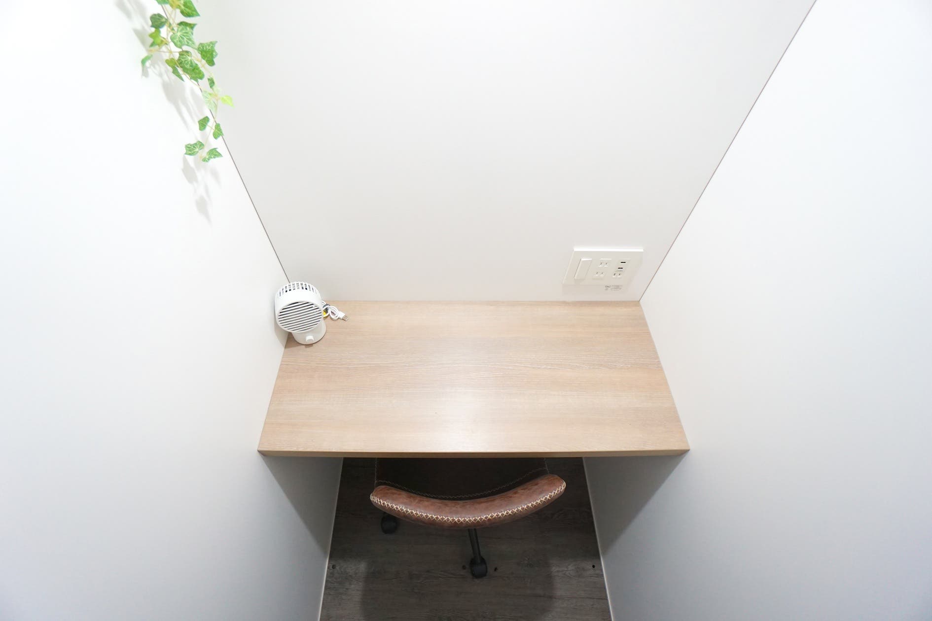 ＜TKPビズ BOX 新大阪カンファレンスセンターNo.1＞1人用個室🚪光回線Wi-Fi📶電源🔌テレワーク/オンライン会議の写真4