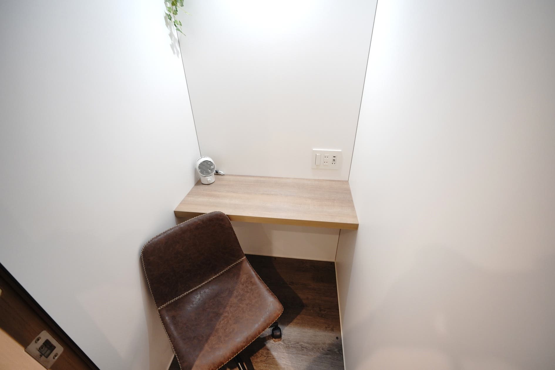 ＜TKPビズ BOX 市ヶ谷カンファレンスセンターNo.1＞1人用個室🚪光回線Wi-Fi📶電源🔌テレワーク/オンライン会議の写真1