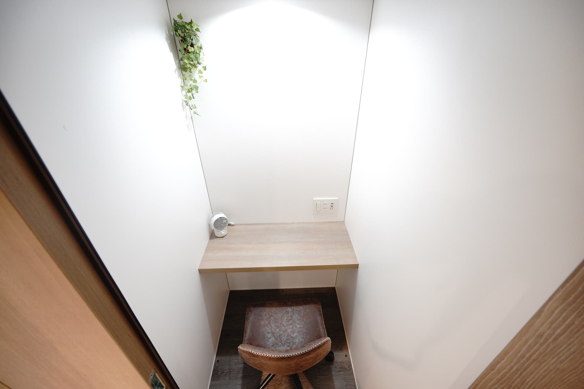 ＜TKPビズ BOX 市ヶ谷カンファレンスセンターNo.3＞1人用個室🚪光回線Wi-Fi📶電源🔌テレワーク/オンライン会議の写真4