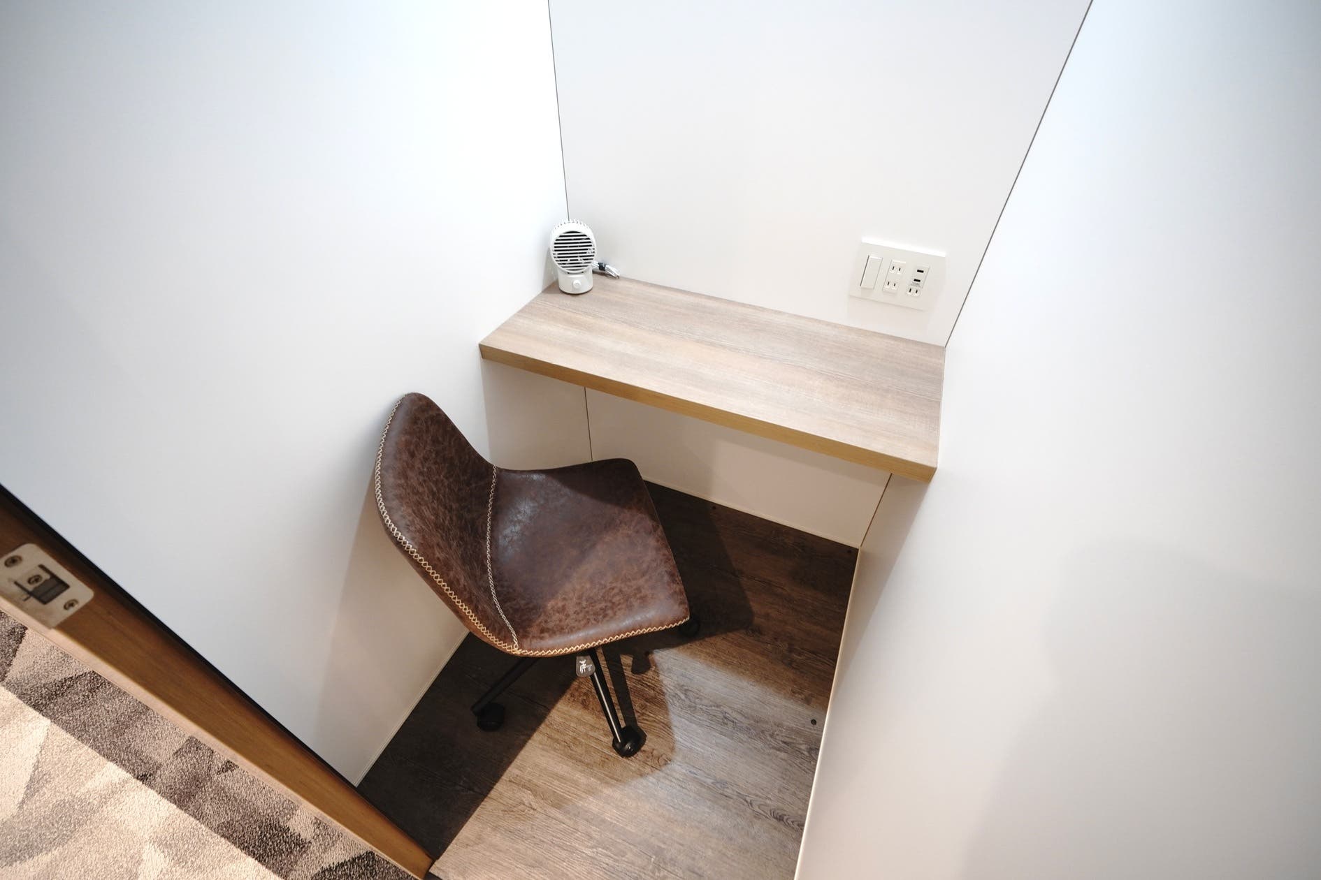 ＜TKPビズ BOX 市ヶ谷カンファレンスセンターNo.3＞1人用個室🚪光回線Wi-Fi📶電源🔌テレワーク/オンライン会議の写真3