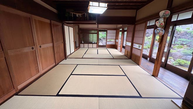■無料駐車場あり■築100年の【ちとせの平屋】|約75㎡の和空間と庭がつくる静かな世界に、優しく差し込む自然光。の写真1