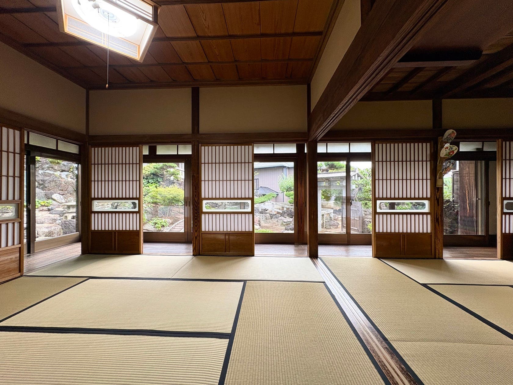 ■無料駐車場あり■築100年の【ちとせの平屋】｜約75㎡の和空間と庭がつくる静かな世界に、優しく差し込む自然光。の写真2