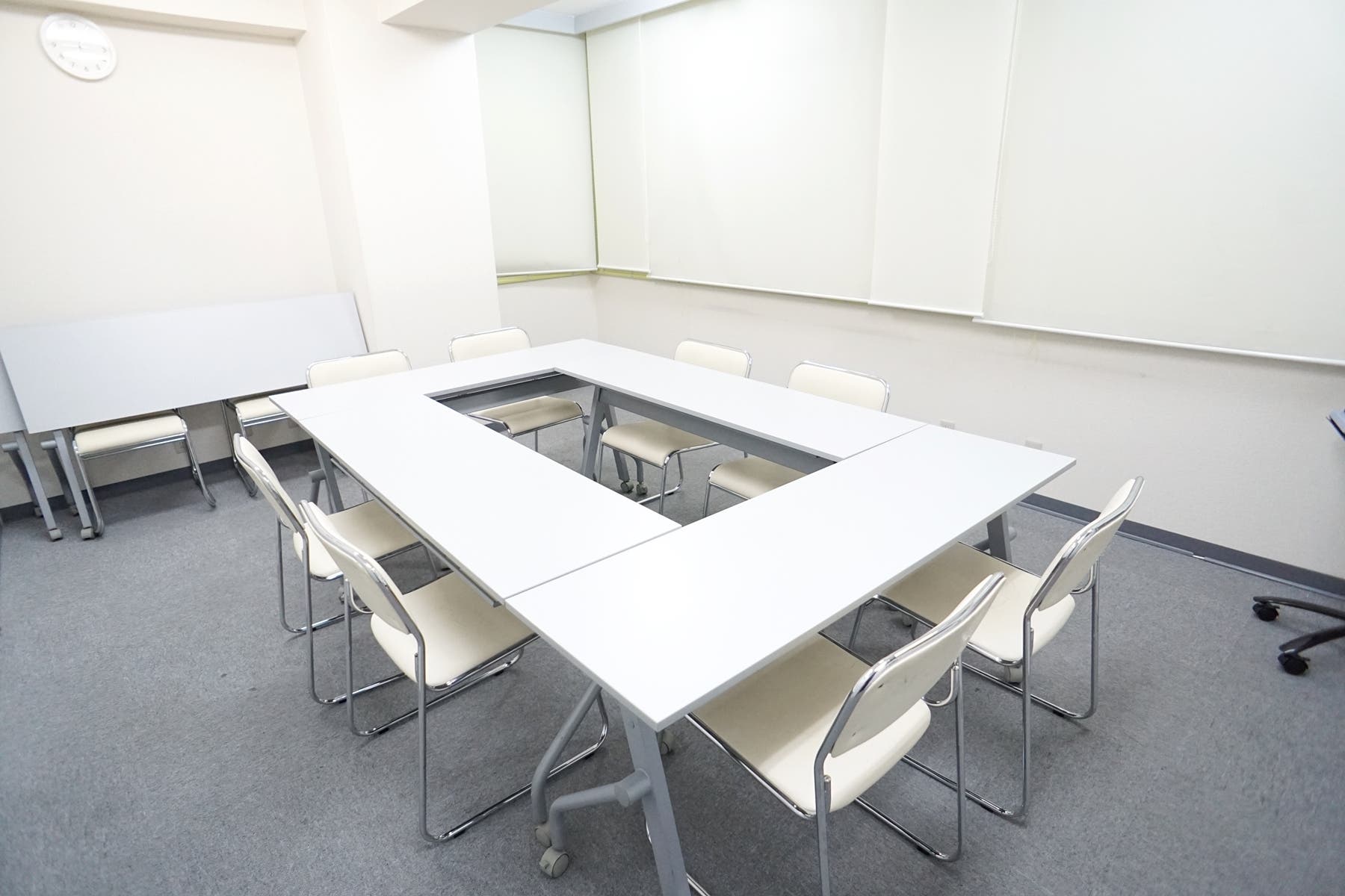 名古屋駅２分×12名×24時間 ディスプレイやホワイトボードなど備品無料の会議室ルームB（スペマ）の写真3