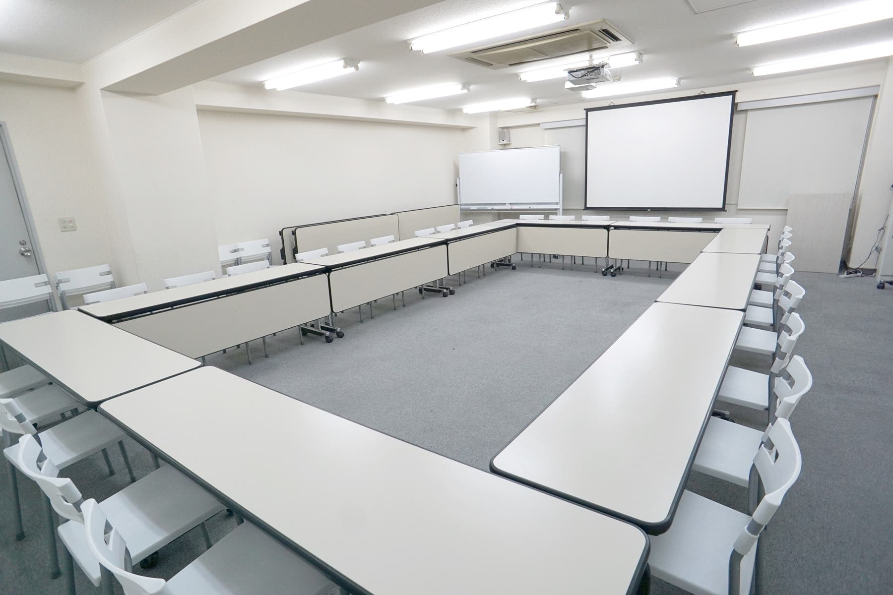 名古屋駅２分×最大50名×24時間 プロジェクターなど備品無料の会議室ルームA（スぺマ）の写真3