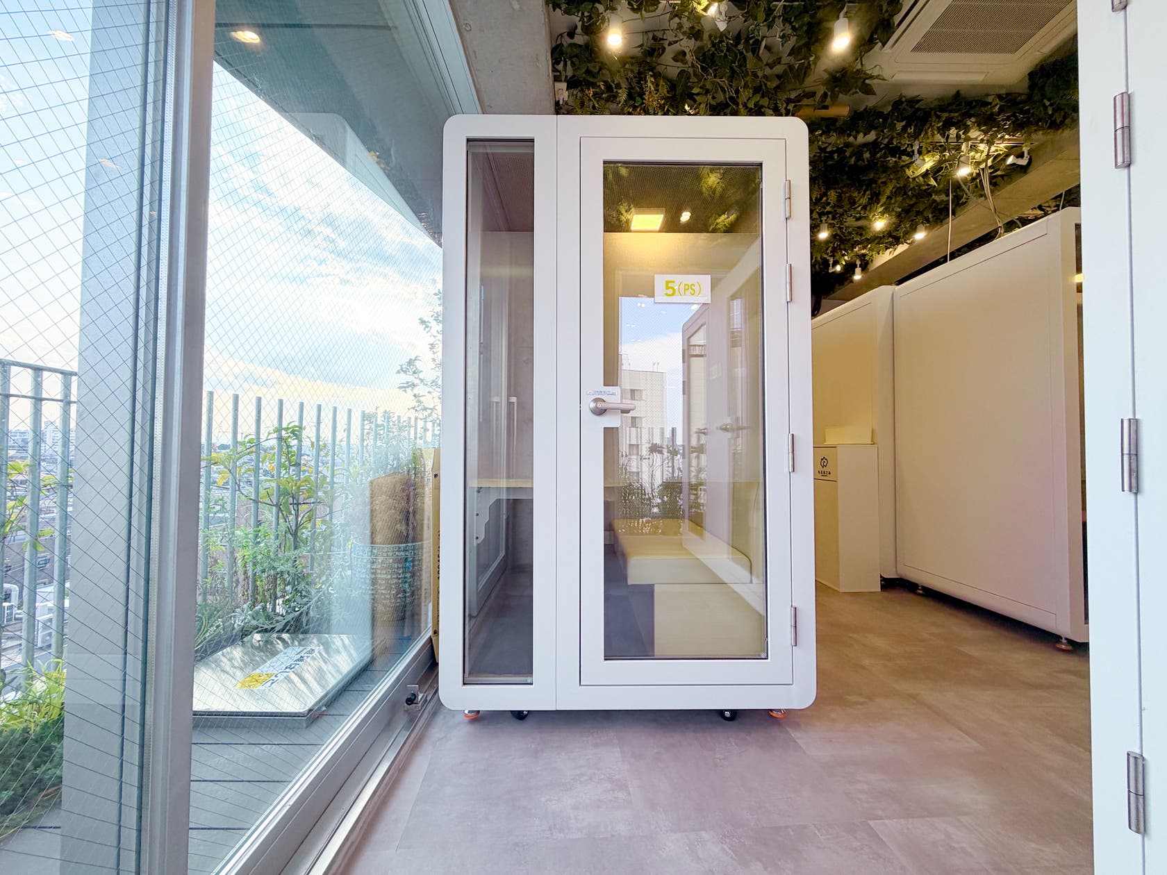 【下北沢駅徒歩1分｜24時間営業｜3PSブース】防音完全個室／31.5型モニター／充電／web商談・面接・MTG・テレワーク等の写真17