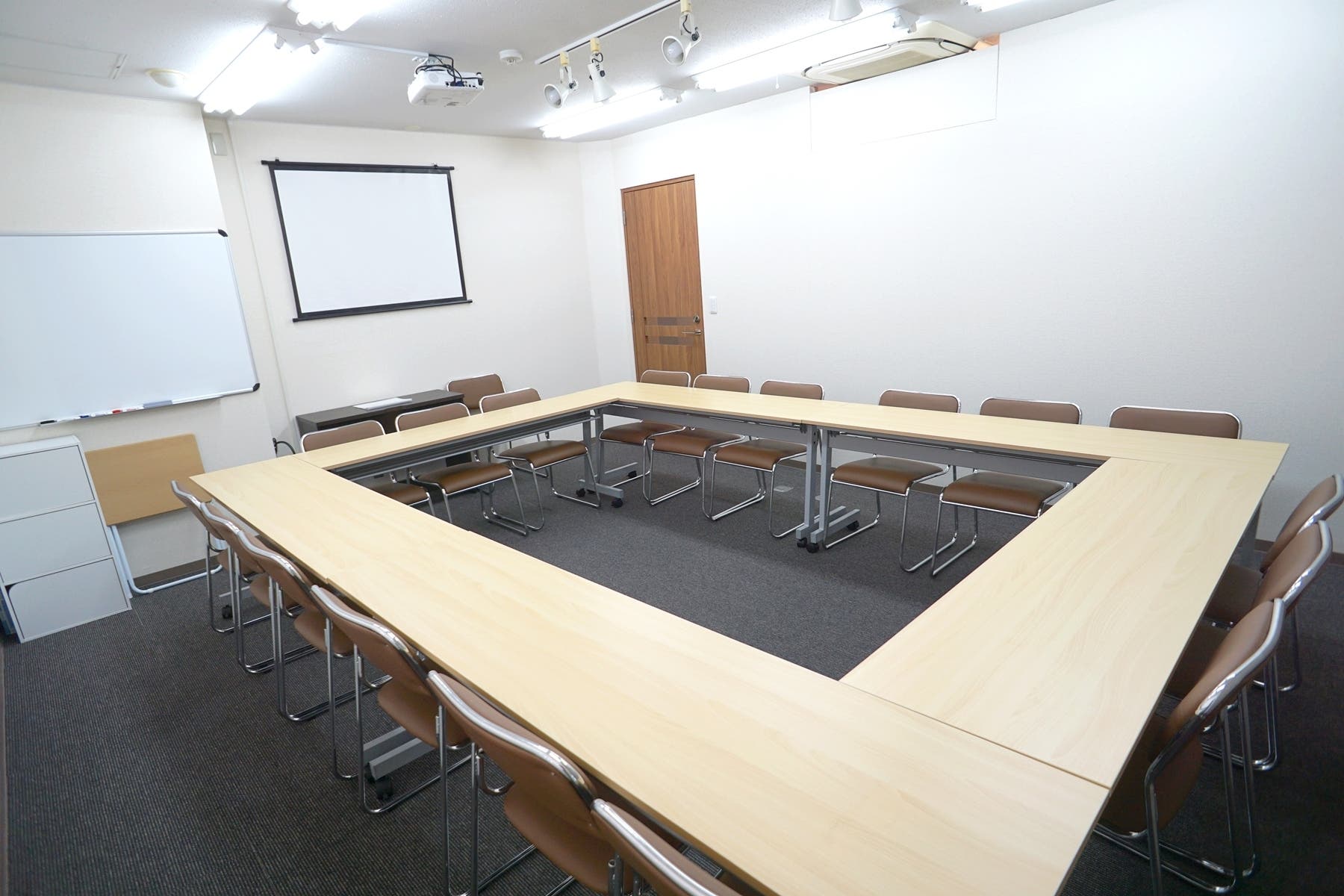 名古屋駅２分 スクール１８名でプロジェクター等備品無料の会議室ルームＥ【スペマ】の写真4