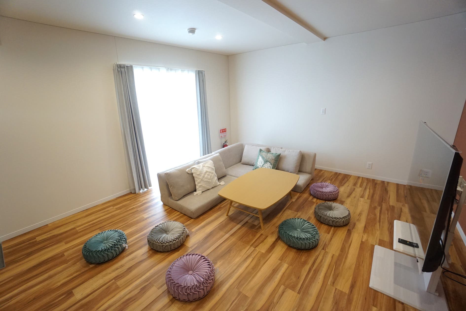 ＜AddROOM神戸東灘 ROOM1＞高架下のレンタルスペース🏠リビング空間🍽️パーティー/撮影/おしゃべり会/鑑賞会の写真1