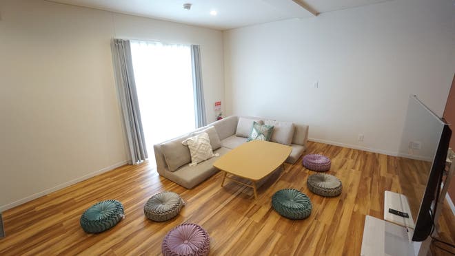 <AddROOM神戸東灘 ROOM1>高架下のレンタルスペース🏠リビング空間🍽️パーティー/撮影/おしゃべり会/鑑賞会の写真1