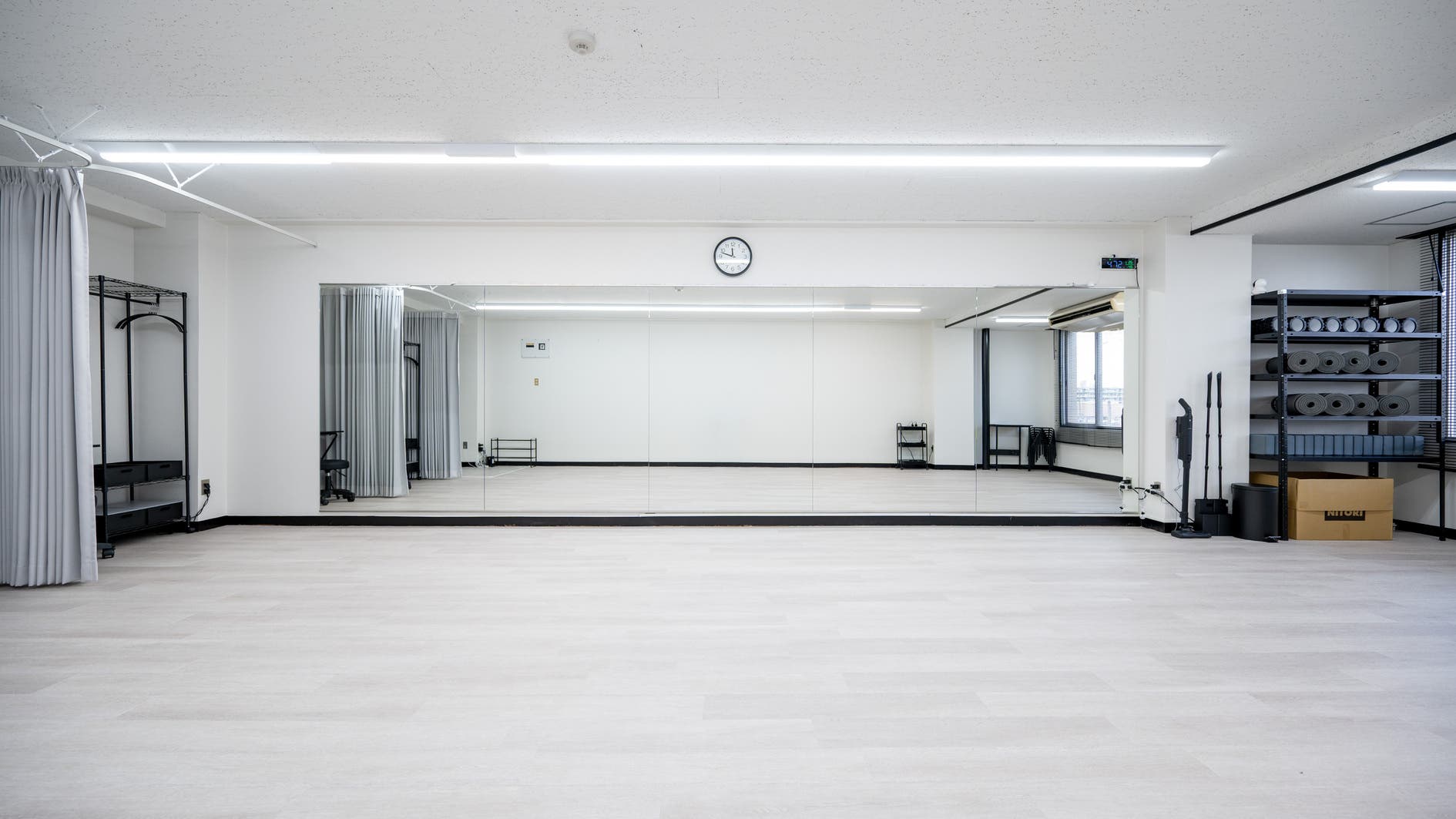 オープン特価/JR東岸和田3分/ヨガ・ピラティス・ダンスに最適/8mの鏡で広々とした空間/更衣室2ヵ所/備品無料の写真1